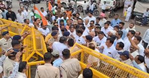 कांग्रेस का हल्लाबोल: बिजली कटौती और स्मार्ट मीटर के खिलाफ DE दफ्तर का ...
