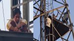 पति के अवैध संबंध से नाराज होकर मोबाइल टावर पर चढ़ी महिला, काफी देर तक ...